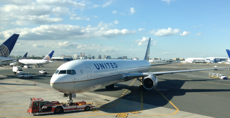 United Airlines Offering $15,000 Sign-On Bonus for Ramp Agents - Points ...